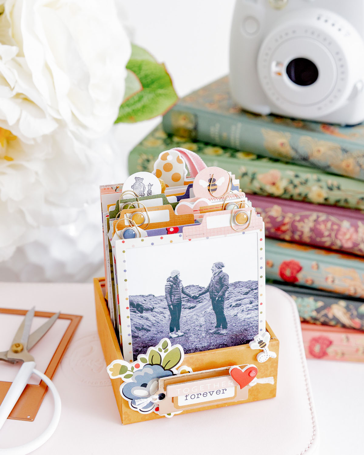 Polaroid Mini Album in a Box with Simple Stories - Guía De Manualidades